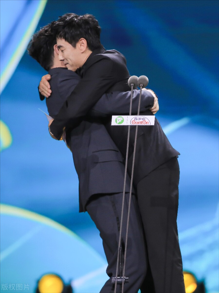 Shidi Lei Jiayin hugged Li Guangjie, really happy. Netizens: There are ...