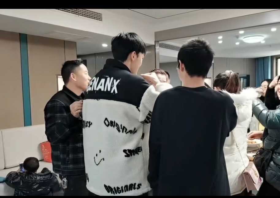 The picture of our Sun Zhuo and Wen Le sending flowers to mother is ...