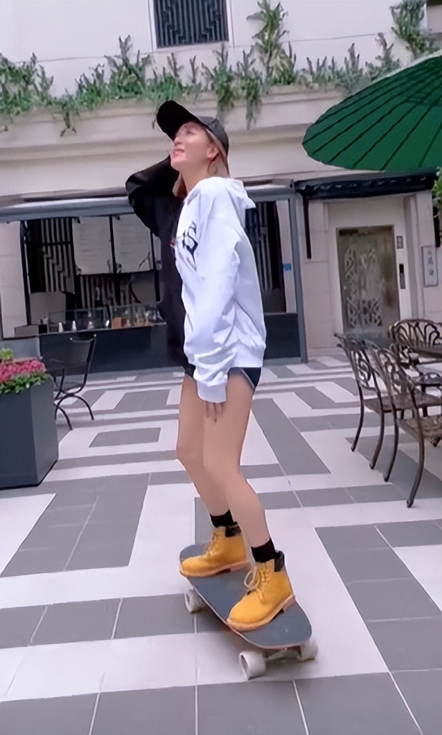 Li Caihua is too exciting to surf on a skateboard. She wears a tight ...