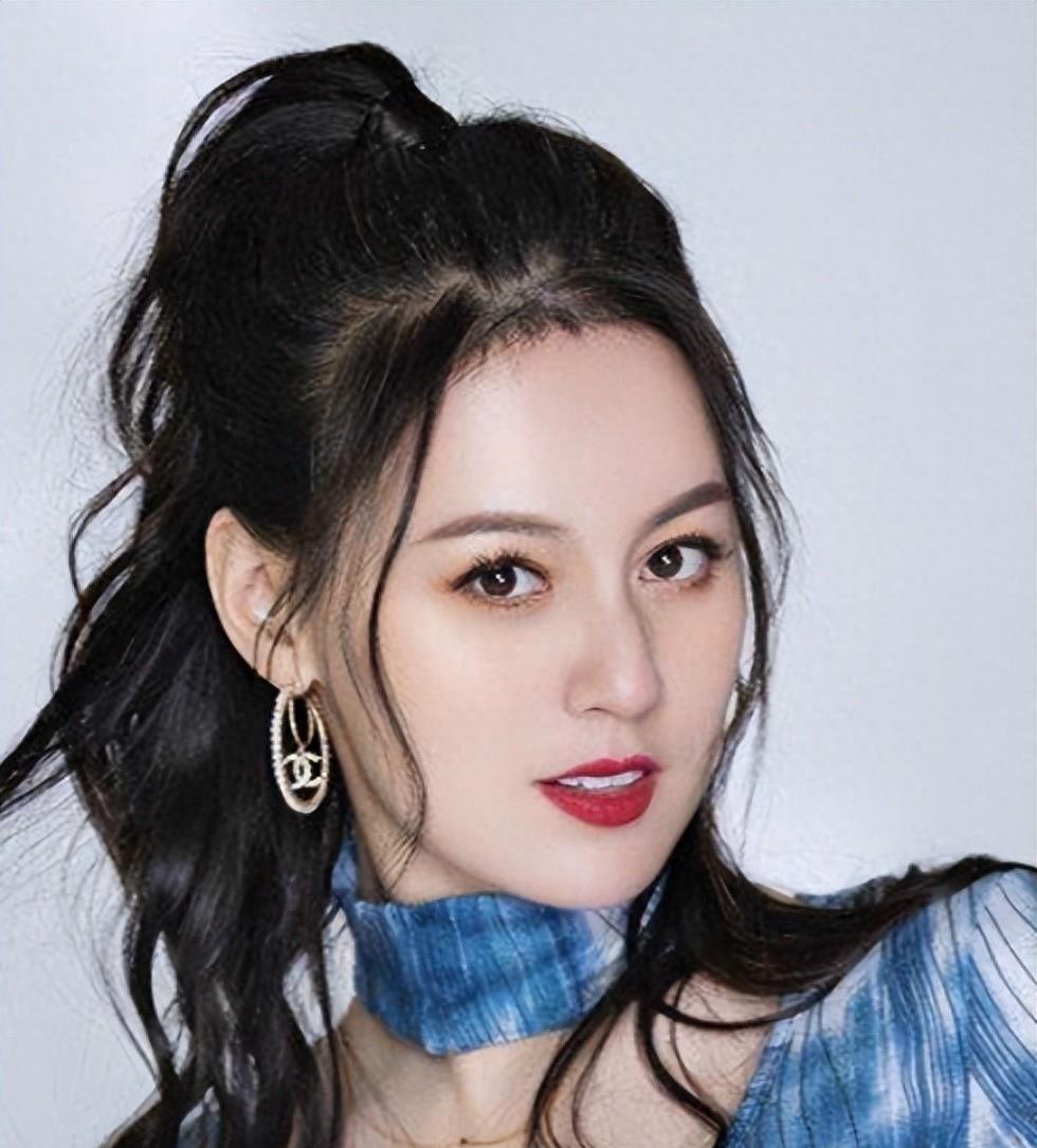 40-year-old Tang Yi announced a new relationship, her boyfriend's identity aroused speculation ...