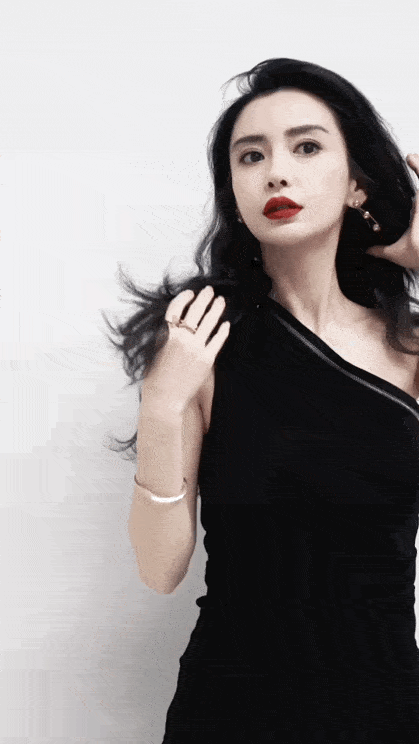 Sexy and bright!Angelababy red lips black dress photo - iNEWS