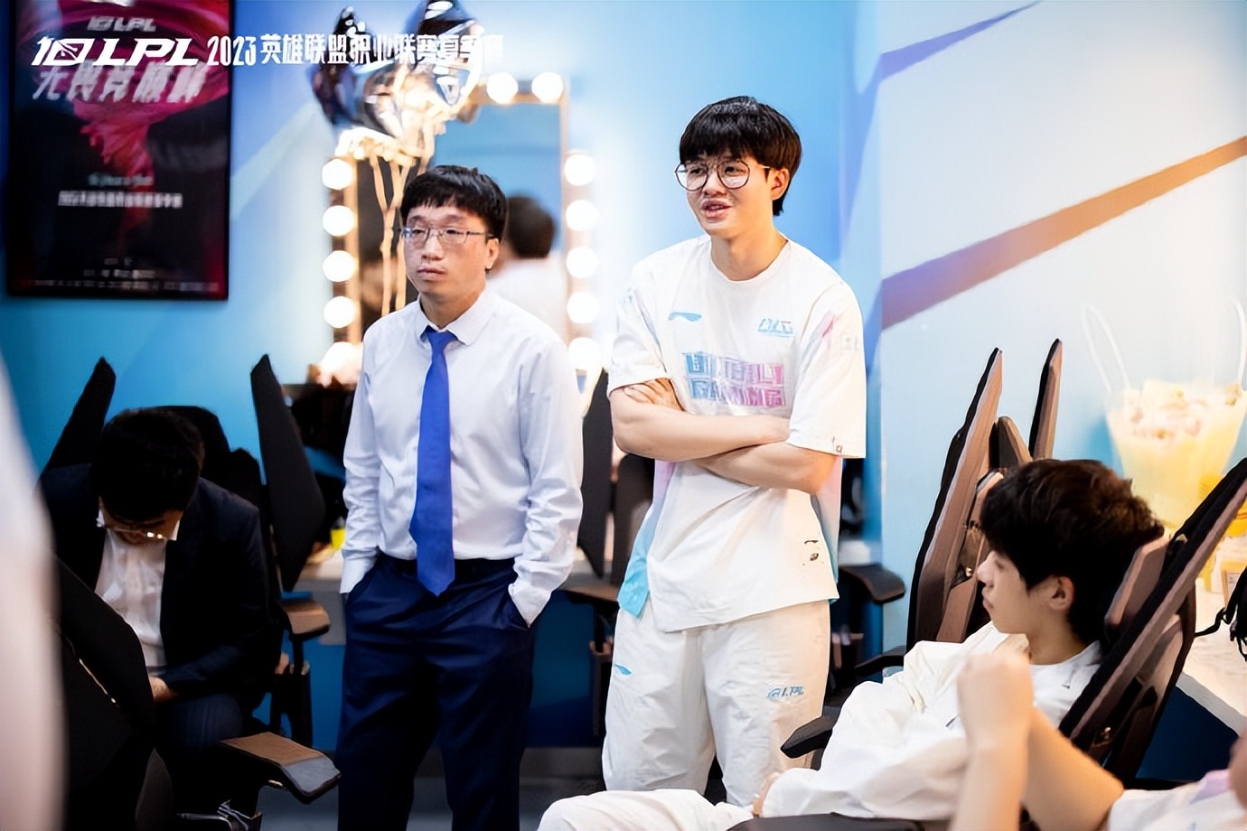 The LPL regular season is coming to an end, BLG is fighting for the top spot against WE, OMG is ...