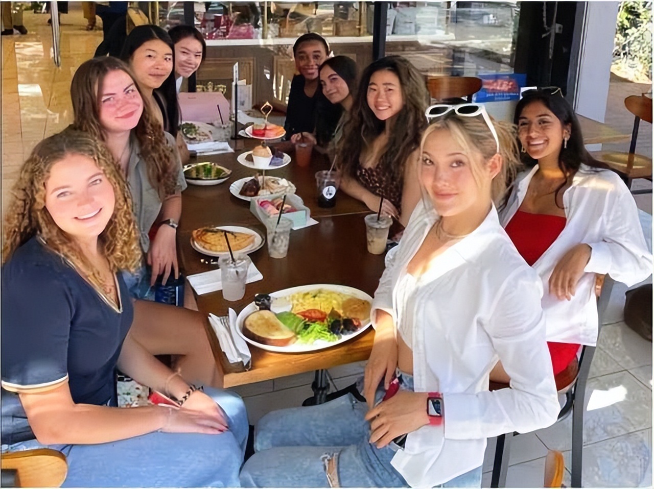 Gu Ailing has dinner with new Stanford classmates!Receive gifts from ...