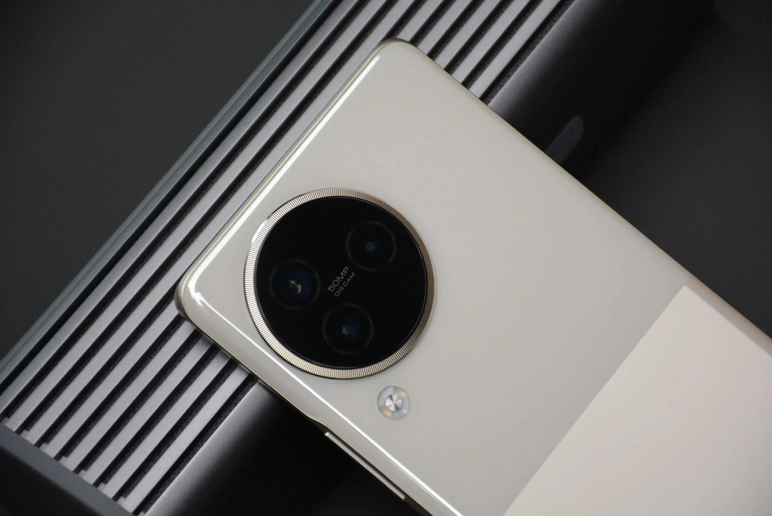 Two mobile phones with good appearance and high cost performance are ...