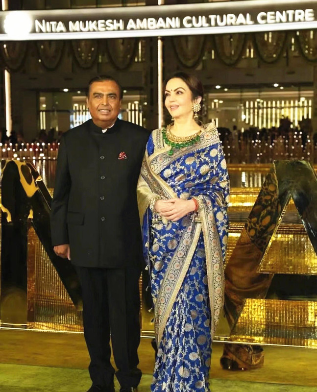The wife of the richest man in India is too extravagant! Wearing a gold ...