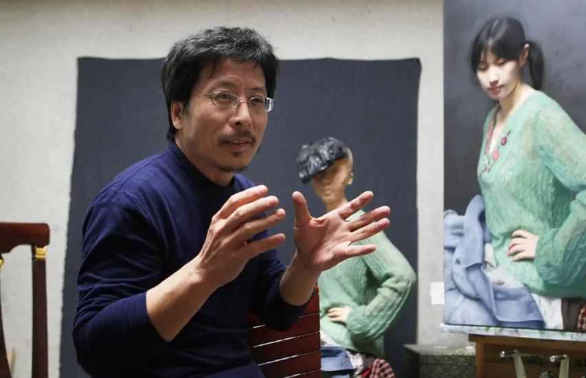 In 1996, the Chinese painter Leng Jun painted "Palmistry", and finally ...