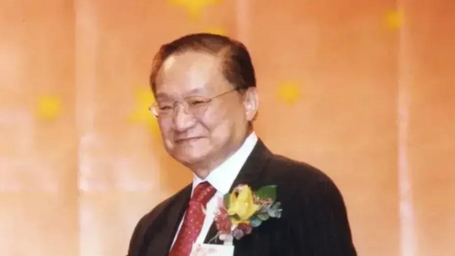 In 1976, after Jin Yong quarreled with his wife, he met Lin Leyi in a ...