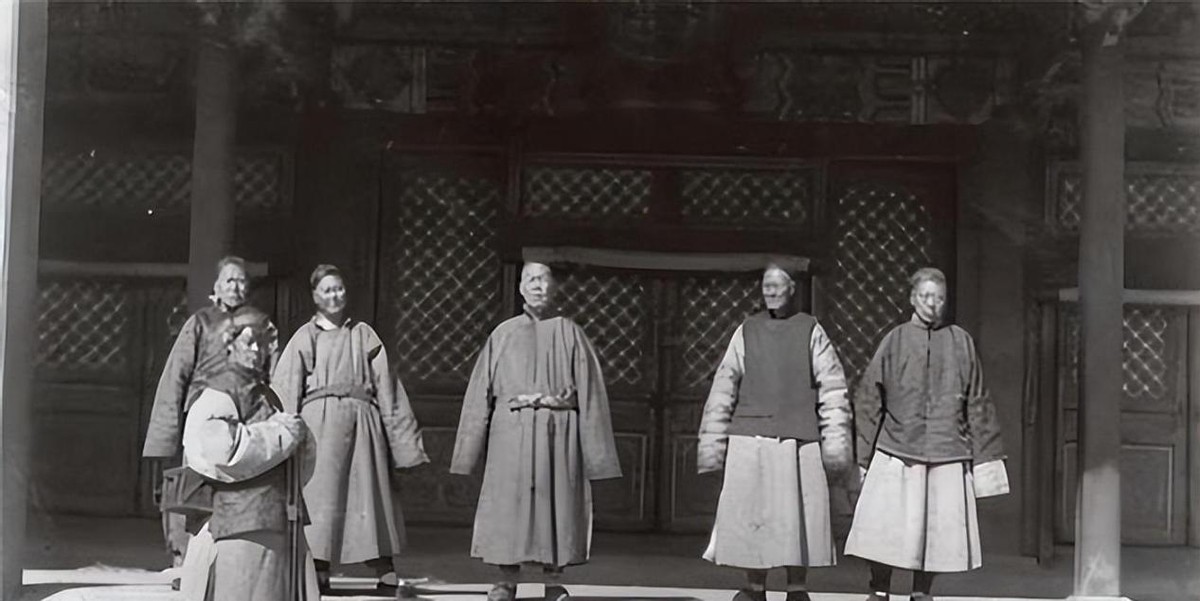 After Puyi was pardoned, he returned to Beijing to visit the eunuchs ...