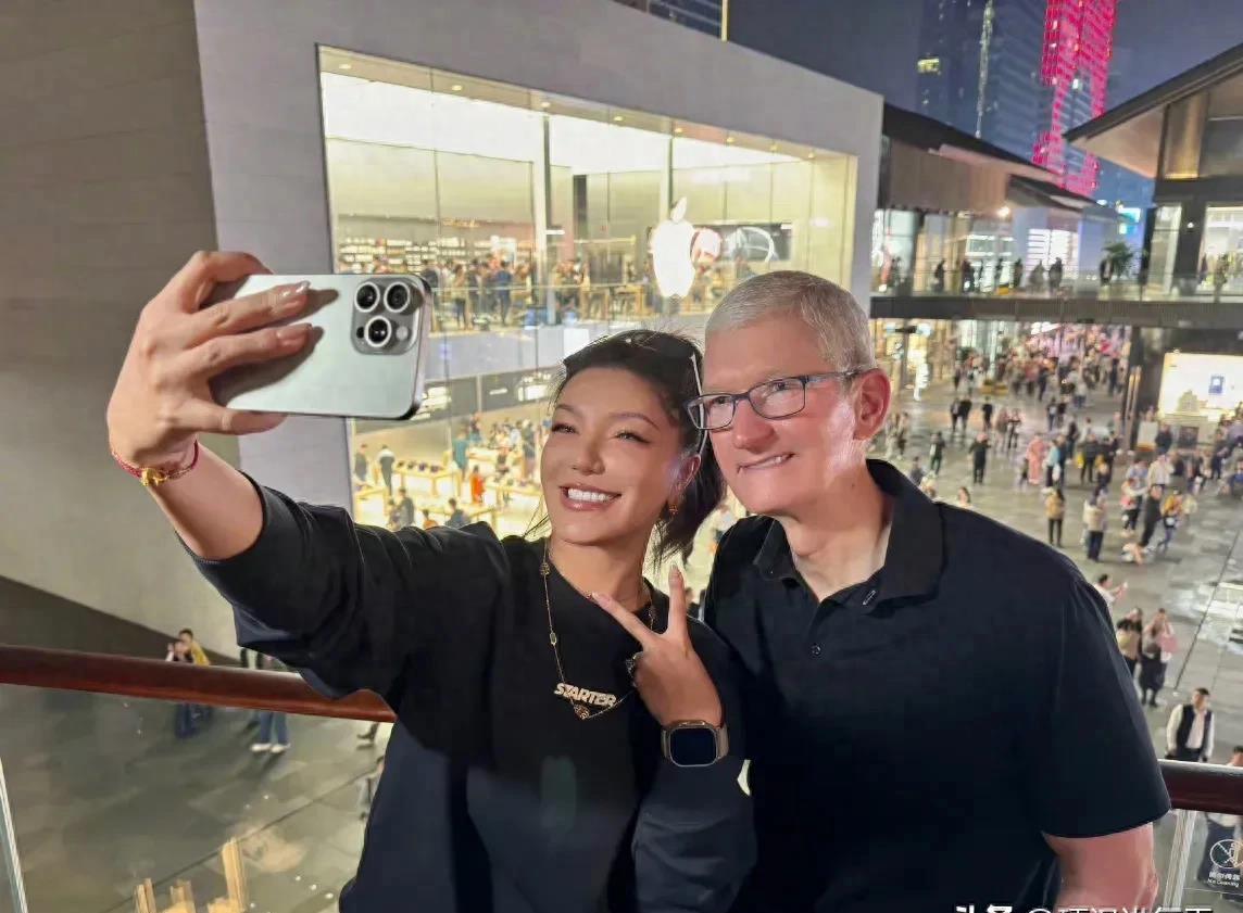 On the evening of October 16, female star Jiang Yingrong was shopping ...