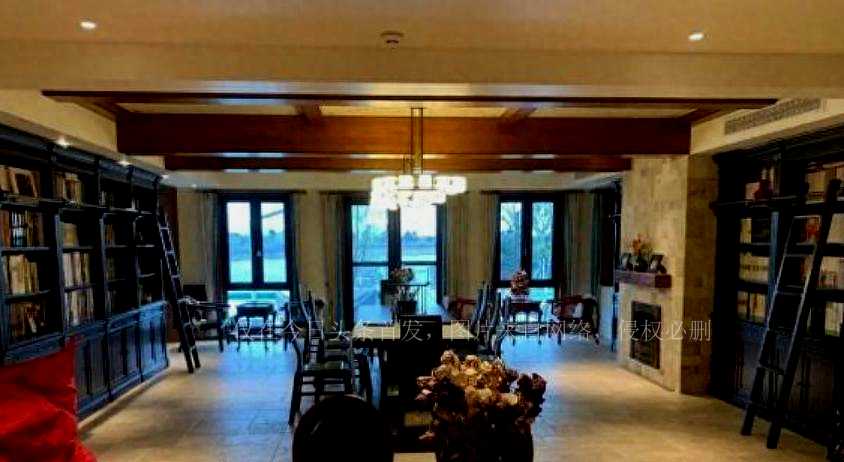 Fan Ming plays with his children in his mansion, which is comparable to ...