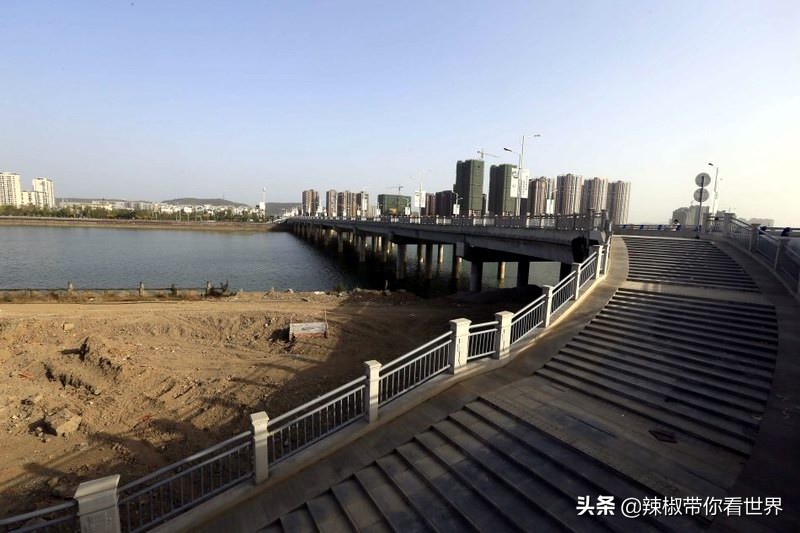 Thirty degrees north latitude: Deyang, where "the great virtue is like ...