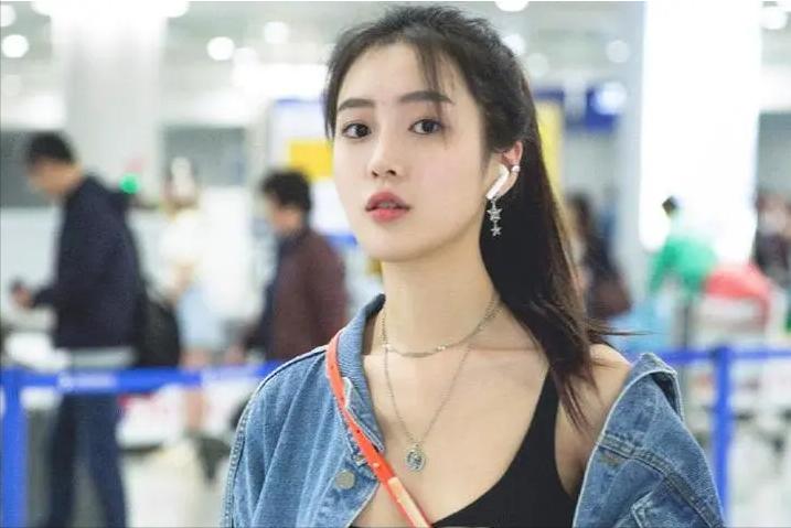 In the 8th year of her debut, with the help of Zhao Lusi, Wang Ziwei ...