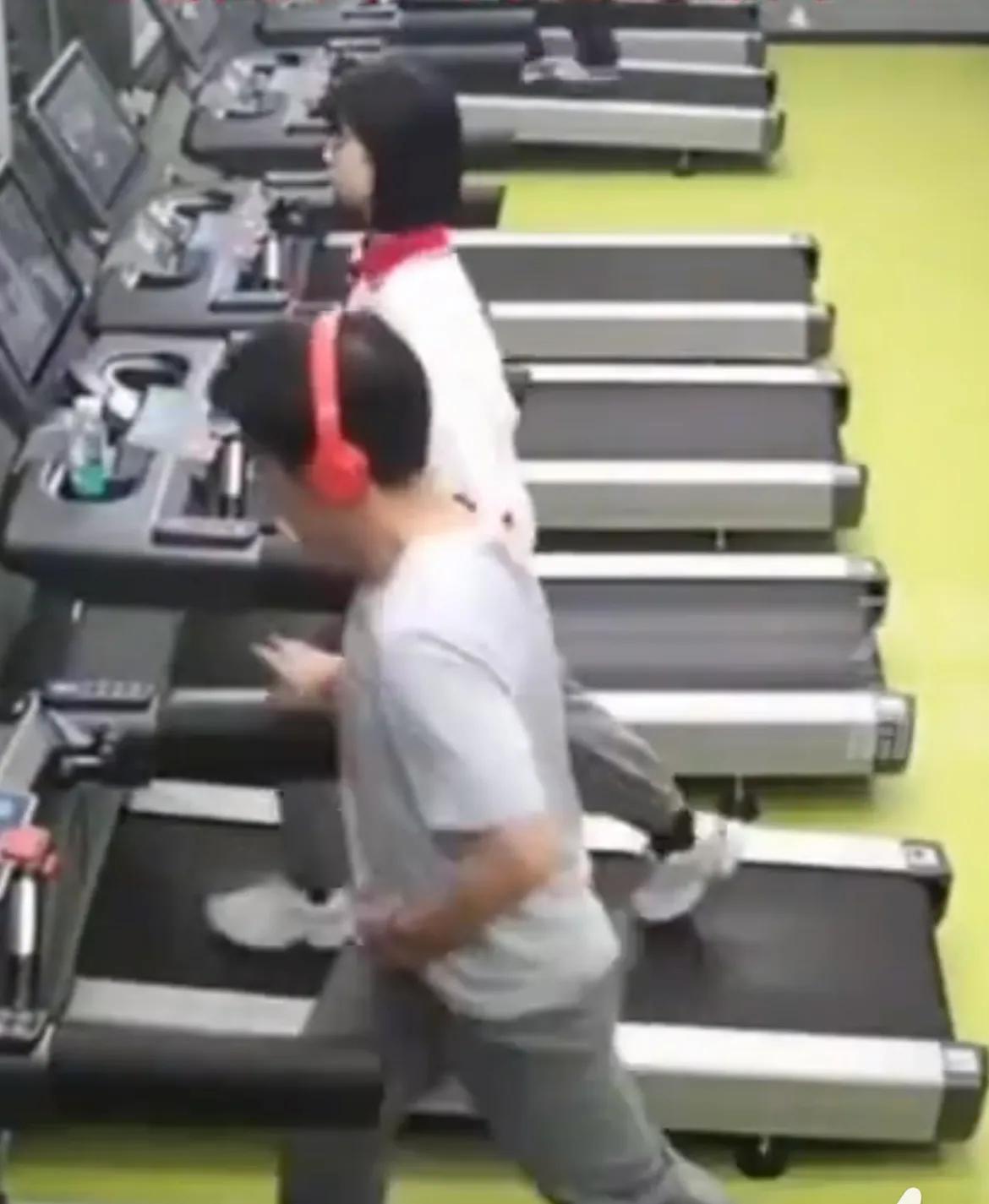 Fitness accident!The man fell on the treadmill and was sent to the ...