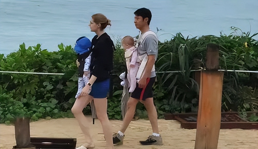 Sa Beining took the twin baby to climb the mountain. The two babies are ...