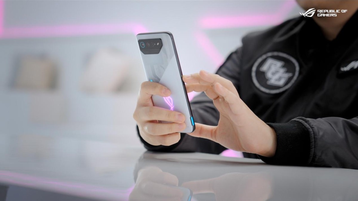 Can the mobile phone cool down like this? Tencent ROG Game Phone 7 ...