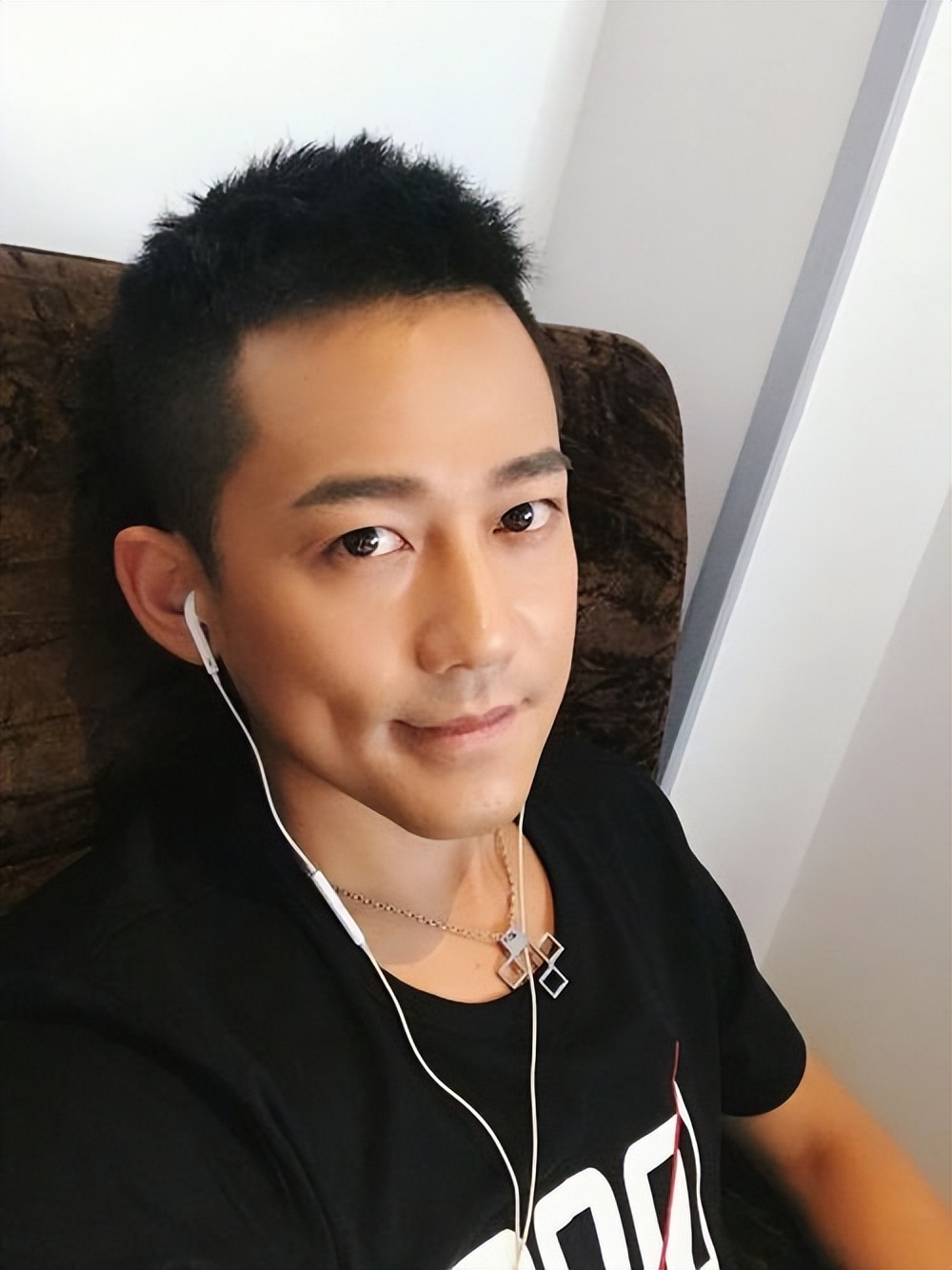 Awakened wife posted a photo of "Xiao Xiaosu", her hairstyle and ears ...