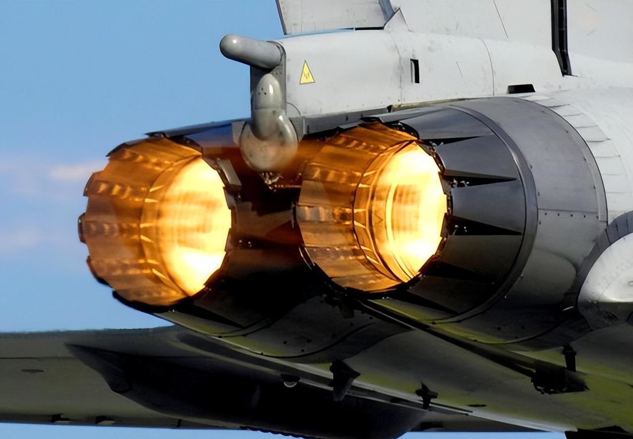 Why are the tail flames of Chinese and Russian fighter jets blue, and ...