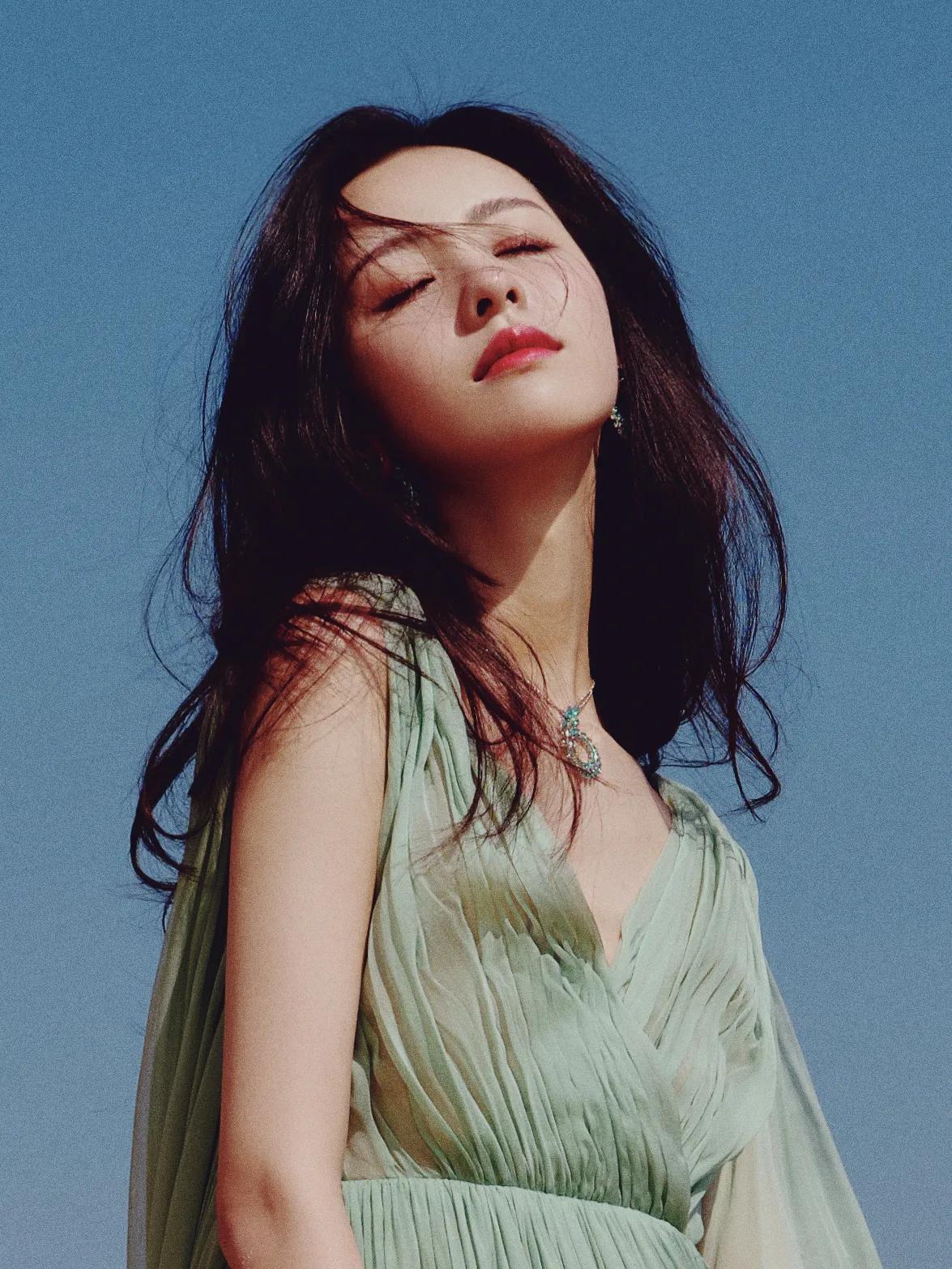 Chen Douling's 35th Golden Rooster Awards Red Carpet Modeling - iNEWS