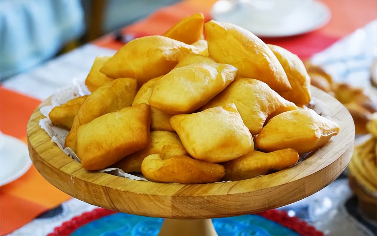 Traveling in Xinjiang, eating authentic Kazakh delicacies such as milk ...