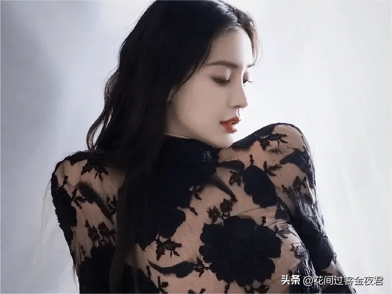 On the cover of "Wonderful OK" magazine, Angelababy looks extremely ...