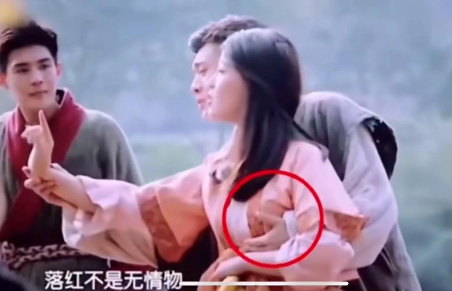 Suffocating for Li Qin, Wang Dalu's cupping style kissing became the shadow of the kiss scene ...