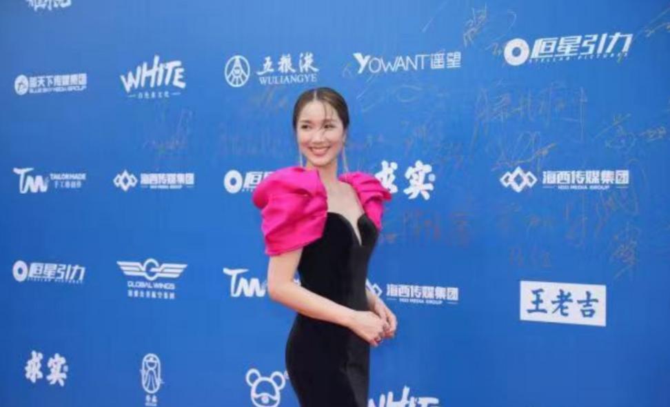 Wang Zulan's family of four made their red carpet debut, his wife is ...