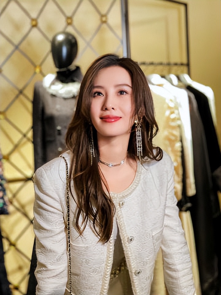 So elegant! Let's review Liu Shishi's journey of Xiaoxiang together - iNEWS