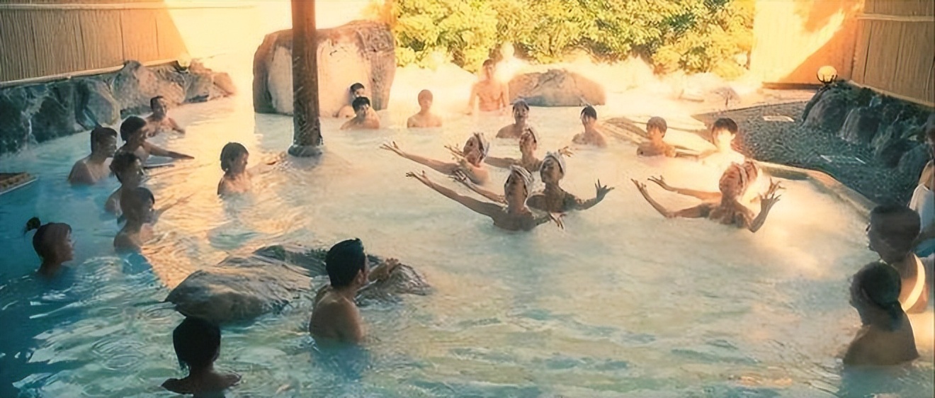 Crazy mixed bathing culture: Parent-child, father-daughter bathing was ...