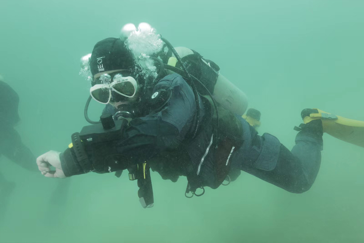 The diver's positioning and communication equipment "underwater ...