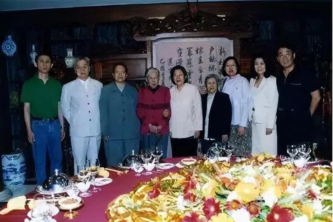In 2004, a group photo of Wang Guangmei and Mao Liu's descendants ...