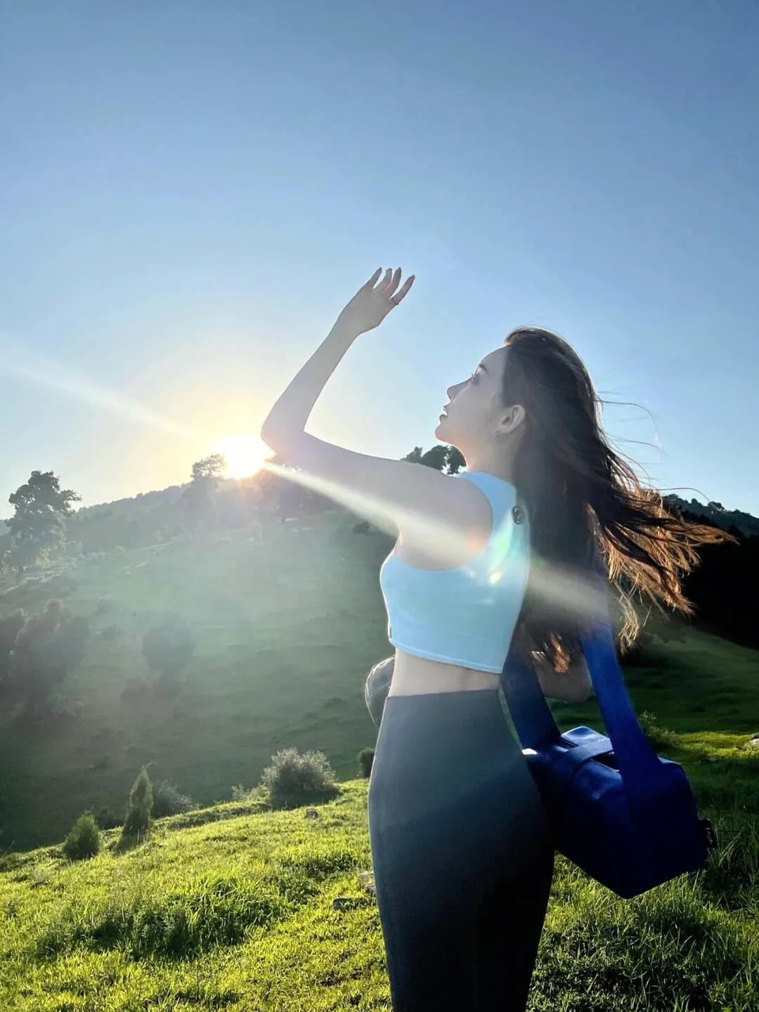 Outdoor mountain climbing "sports goddess" shows off her good figure ...