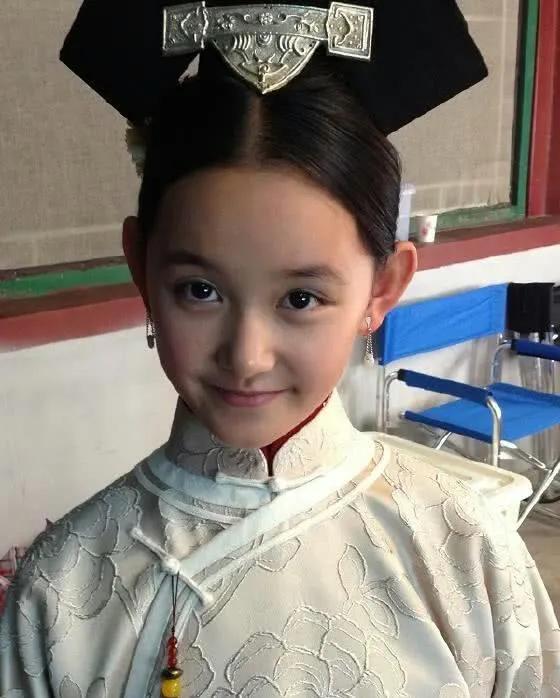 Jiang Yiyi's costume - iNEWS