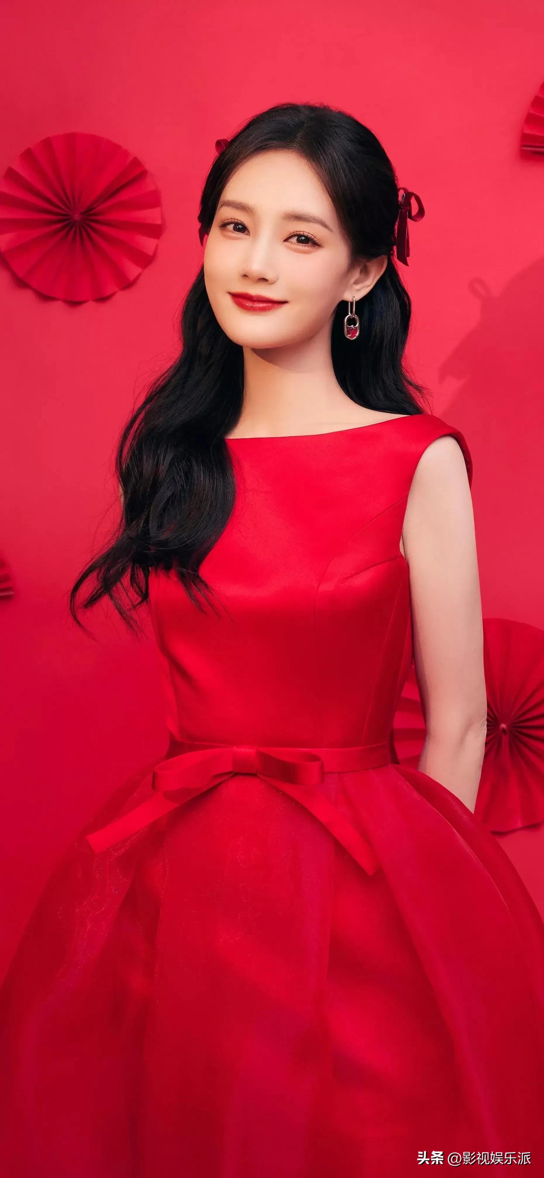 The goddess Li Yitong wears a red tube top dress - iNEWS