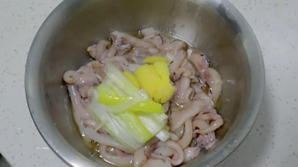 The home-made practice of dry pot squid whiskers, the taste is crisp ...