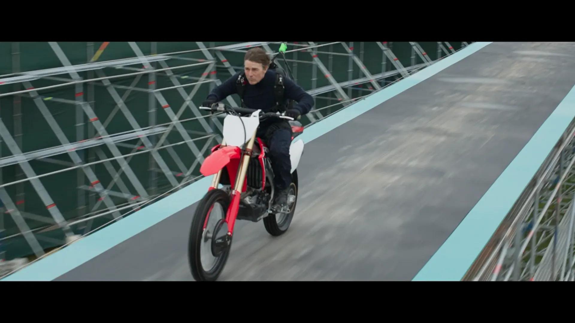 Tom Cruise desperately challenges cliff racing skydiving [Mission ...