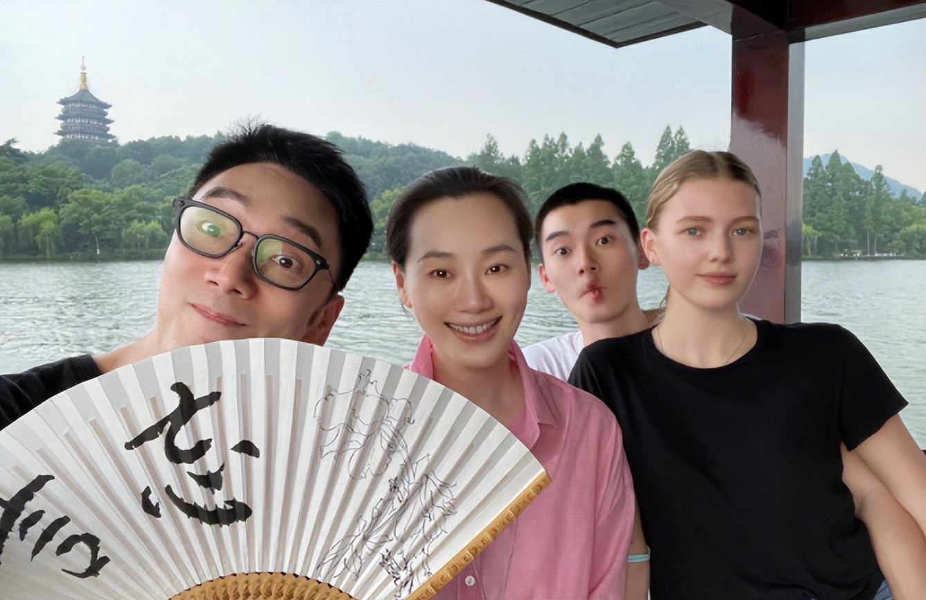 Lin Yilun's family goes out to play, and his wife can't hide her beauty ...