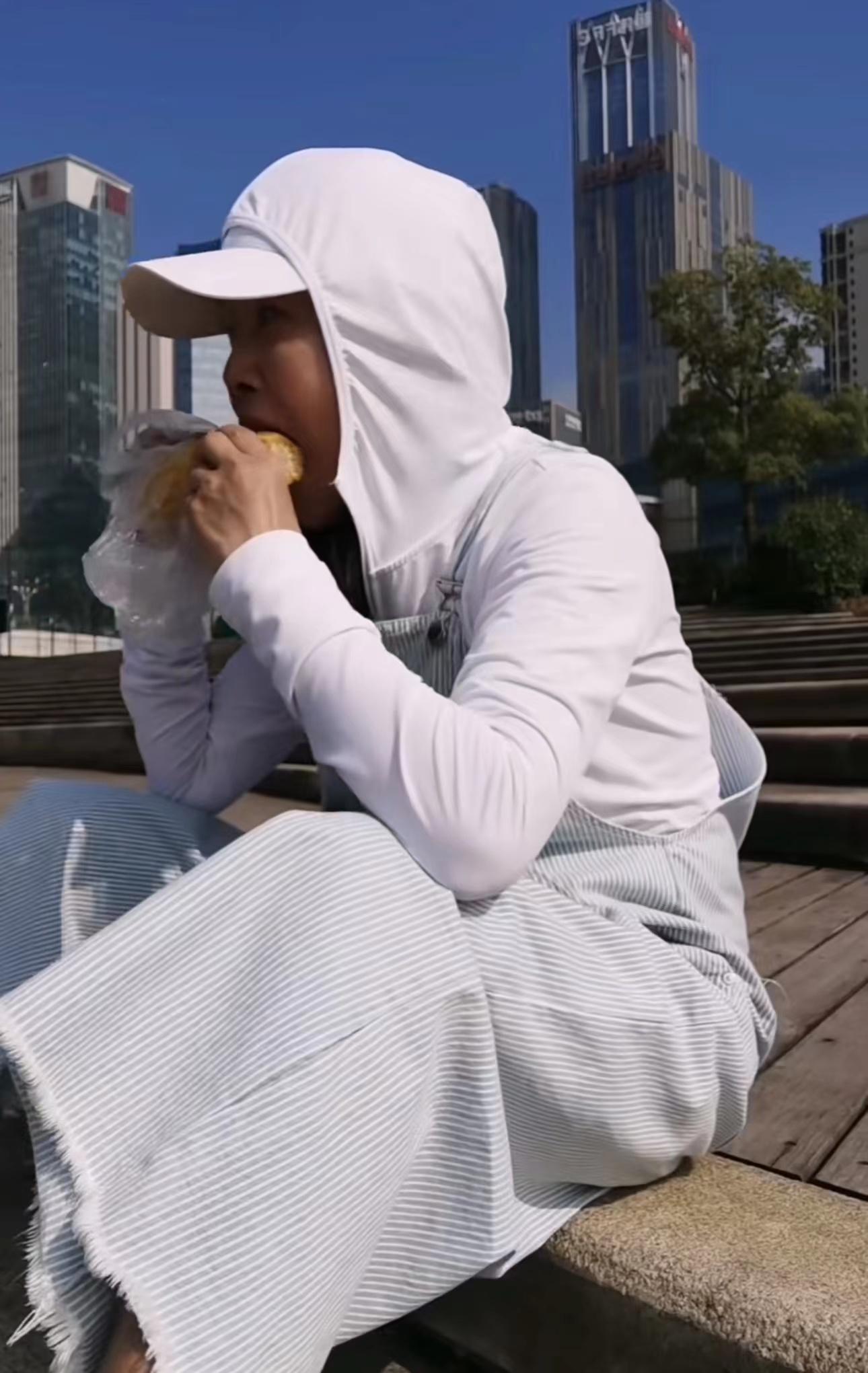 Tian Zhen appeared on the side of the road in Changsha, eating corn ...