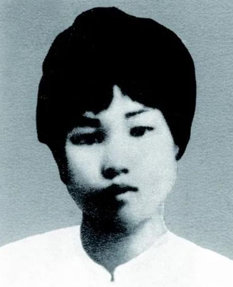 When Mao Zedong died in 1976, Mao Anqing took Mao Xinyu and stood in ...