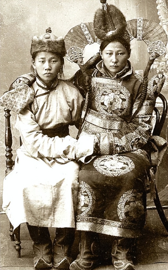 The evolution of Horqin women's clothing in the Qing Dynasty: Under the ...