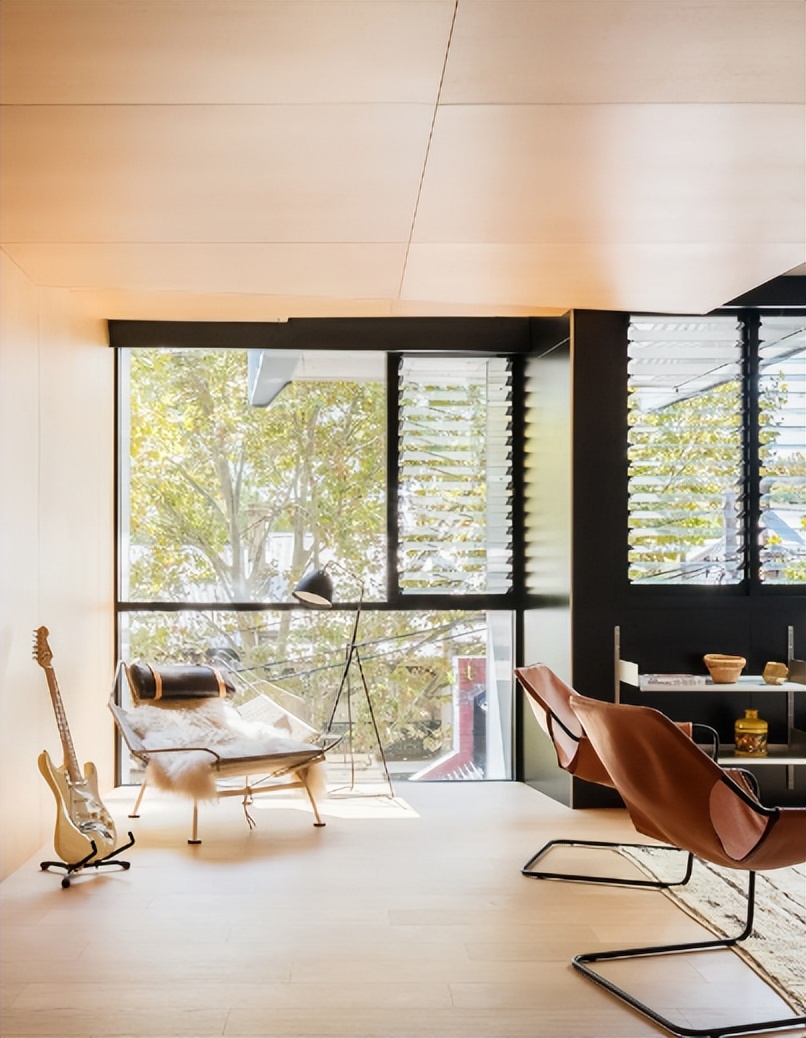 The "light and shadow game" in the apartment combines movement and ...