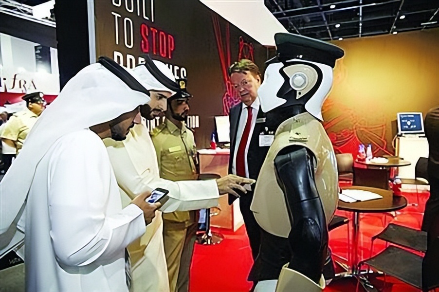 Have human emotions? Dubai Museum showcases the first humanoid robot ...