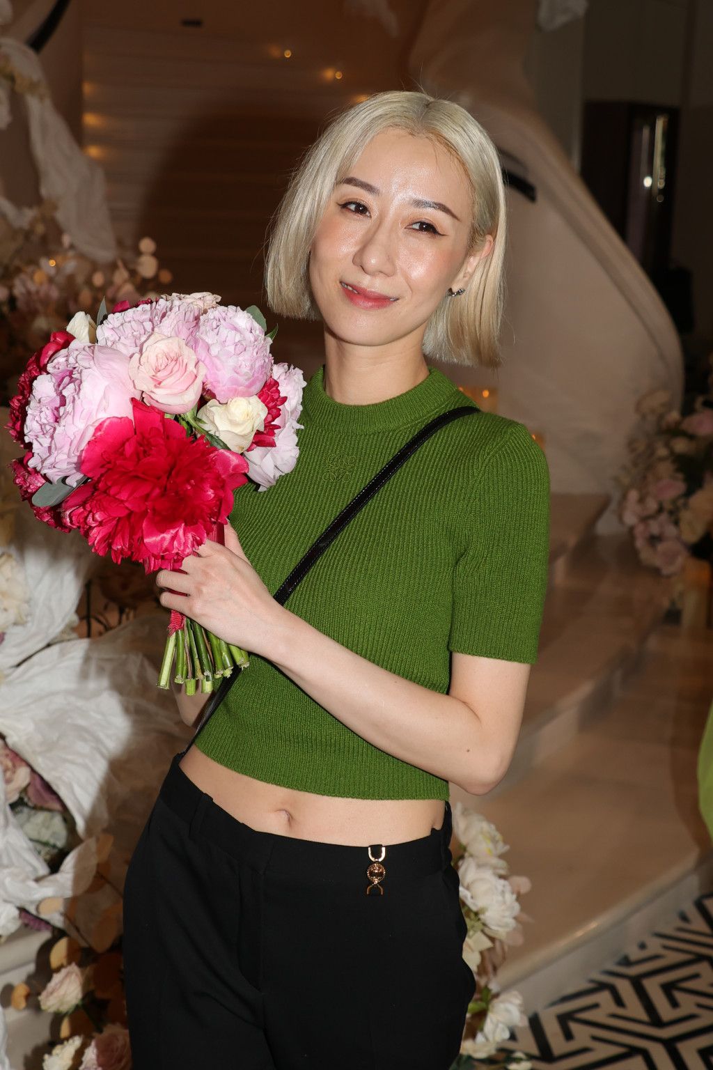 High sweetness! Hong Kong actress gets married and kisses in public for ...