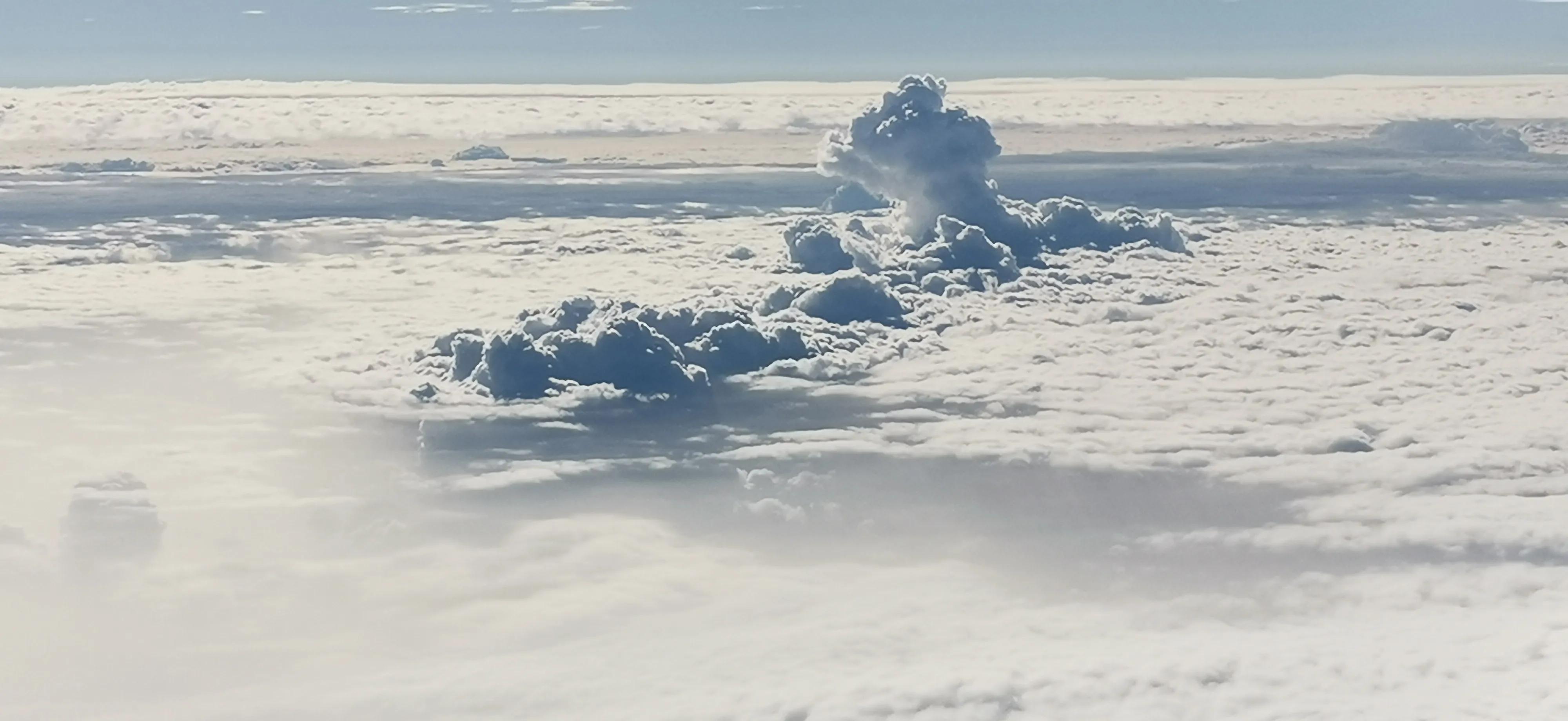The long wind tens of thousands of miles between the vast sea of clouds ...