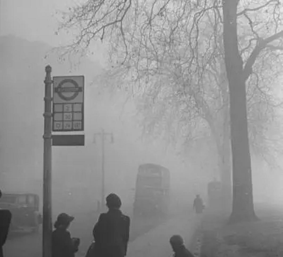 The catastrophe of the fog: a heavy fog enveloped London in 1952 ...