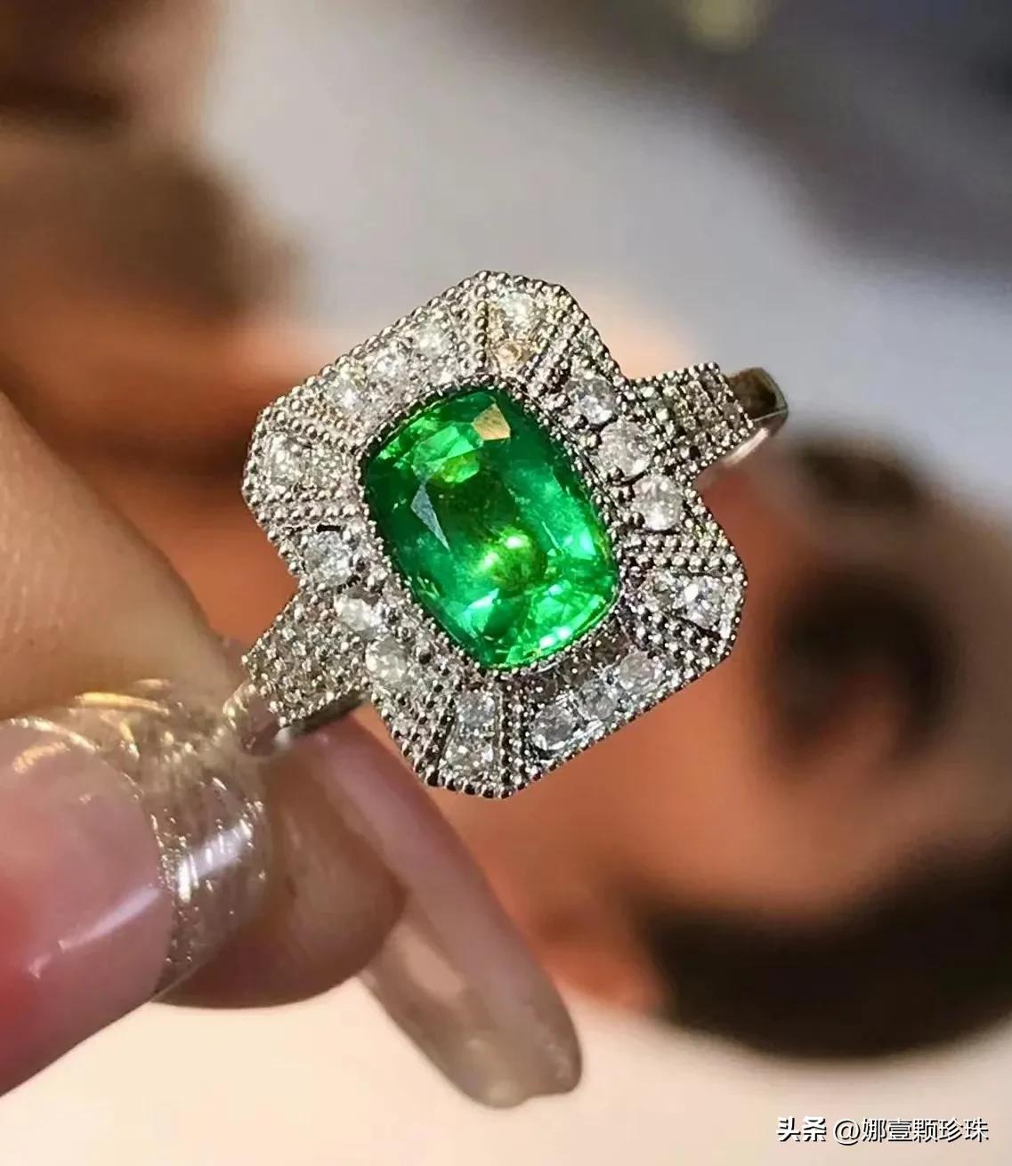 Full Fire Emerald Ring - iNEWS
