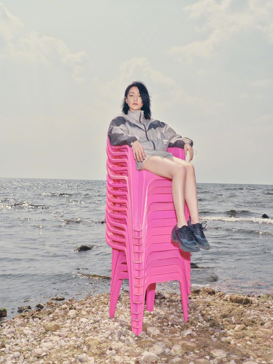 Unlimited vitality! Zhou Xun's latest seaside vacation style photo - iMedia