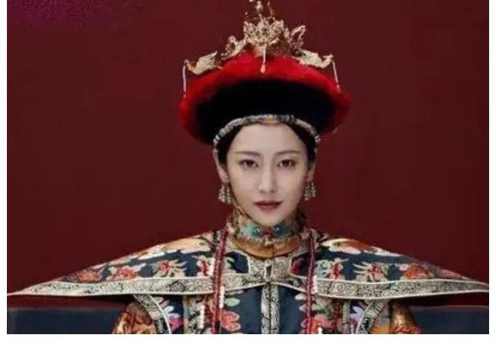 Xuanyuan Qingfeng, played by Li Chun, is the 14th beauty in "Fighting ...