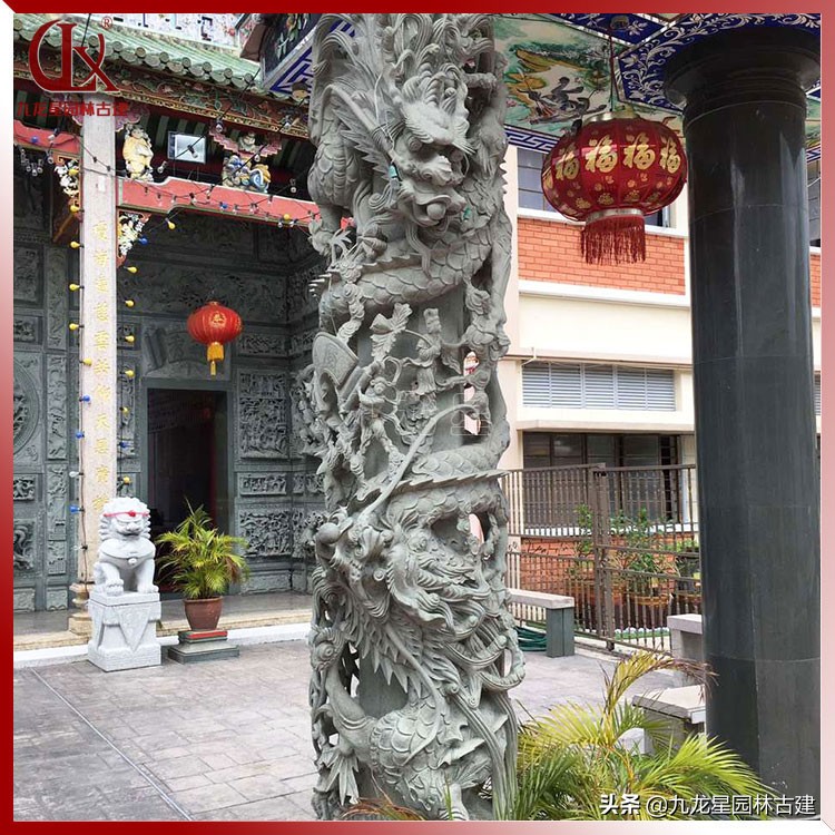 The stone carving dragon column at the entrance of the temple hall can ...