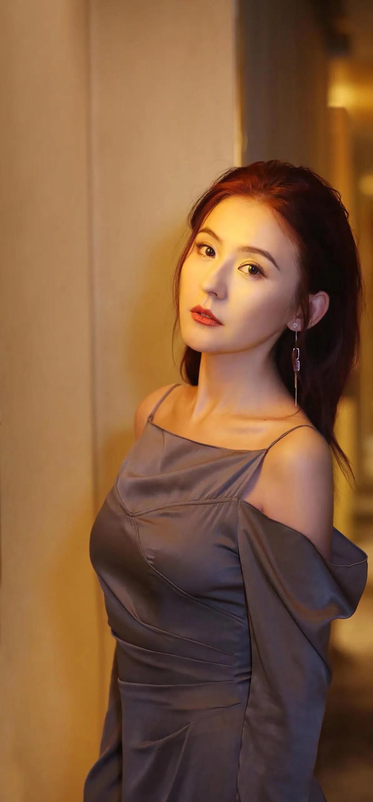 Beautiful female star wallpaper - iNEWS