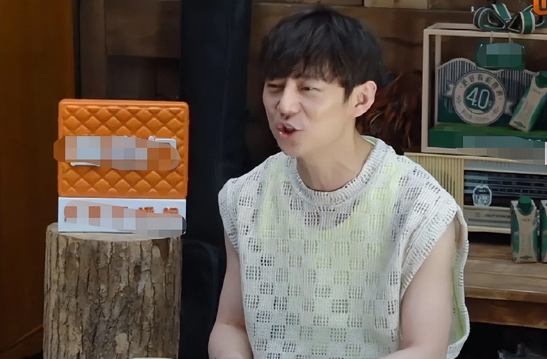 The 49-year-old He Jiong has an enviable figure. He opened his vest to ...